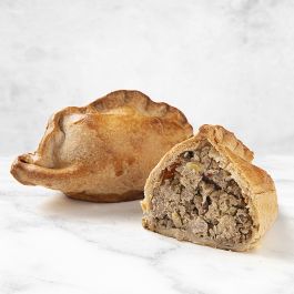 Empanadilla argentina de carne rustida con aceitunas